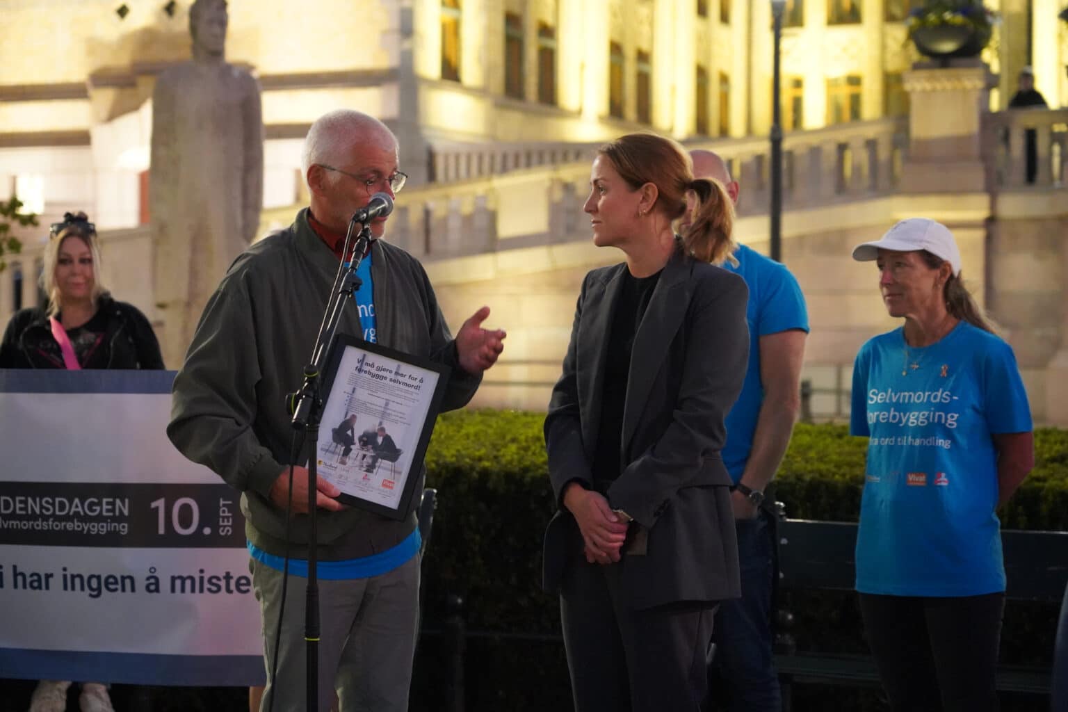 610 lys til minne om alle vi mistet til selvmord i 2022 - Mental Helse